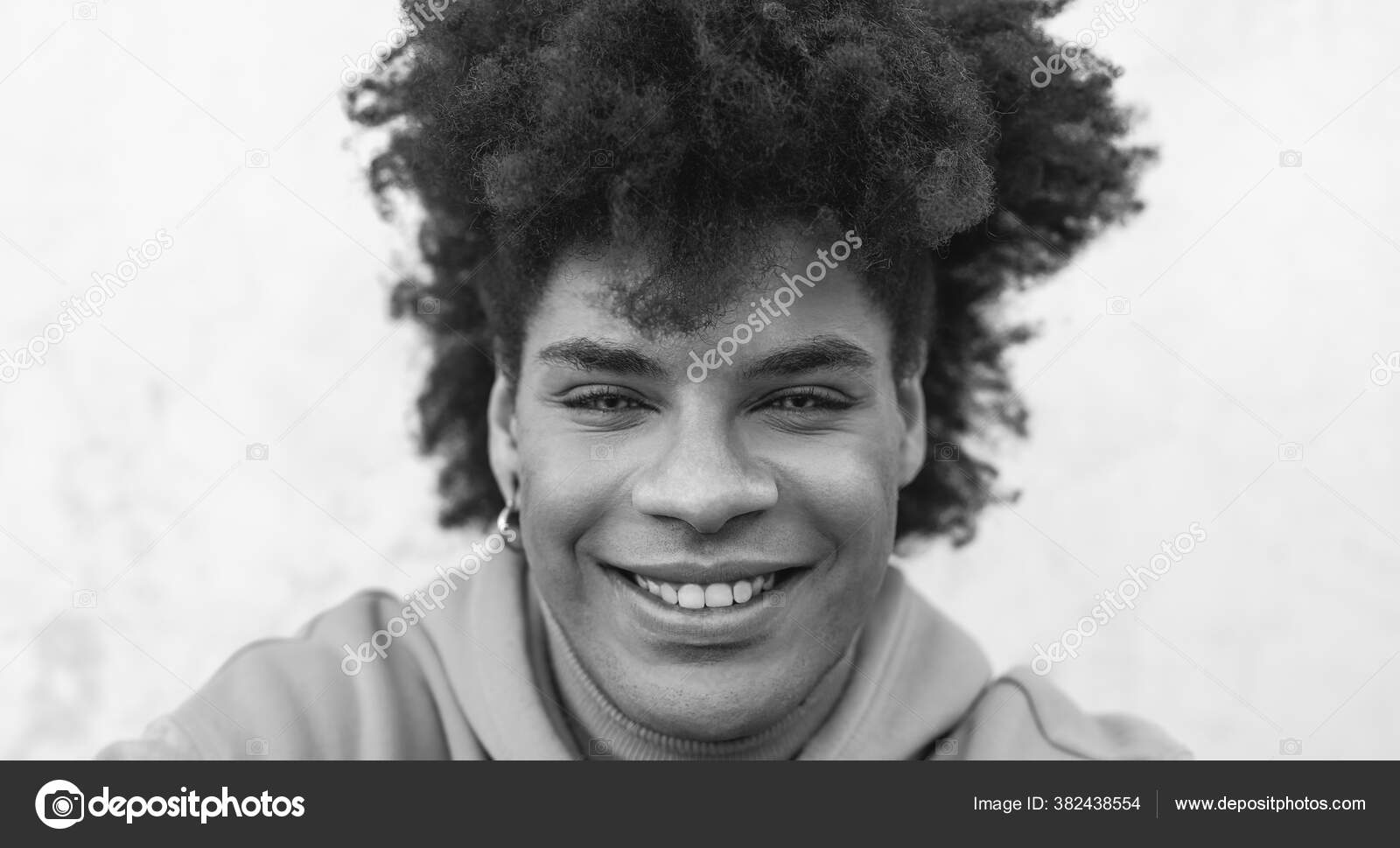 Retrato Hombre Afro Sonriente Tipo Joven Raza Mixta Con Pelo — Foto de ...