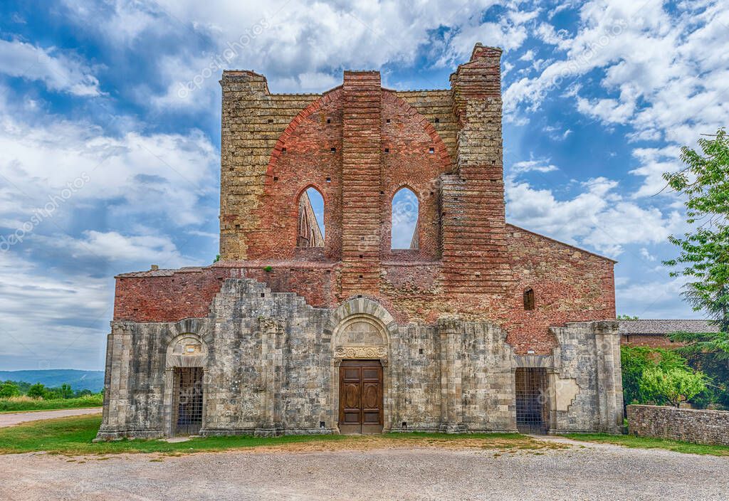 CHIUSDINO, ITALIA - 22 DE JUNIO: Vista exterior de la icónica Abadía de ...