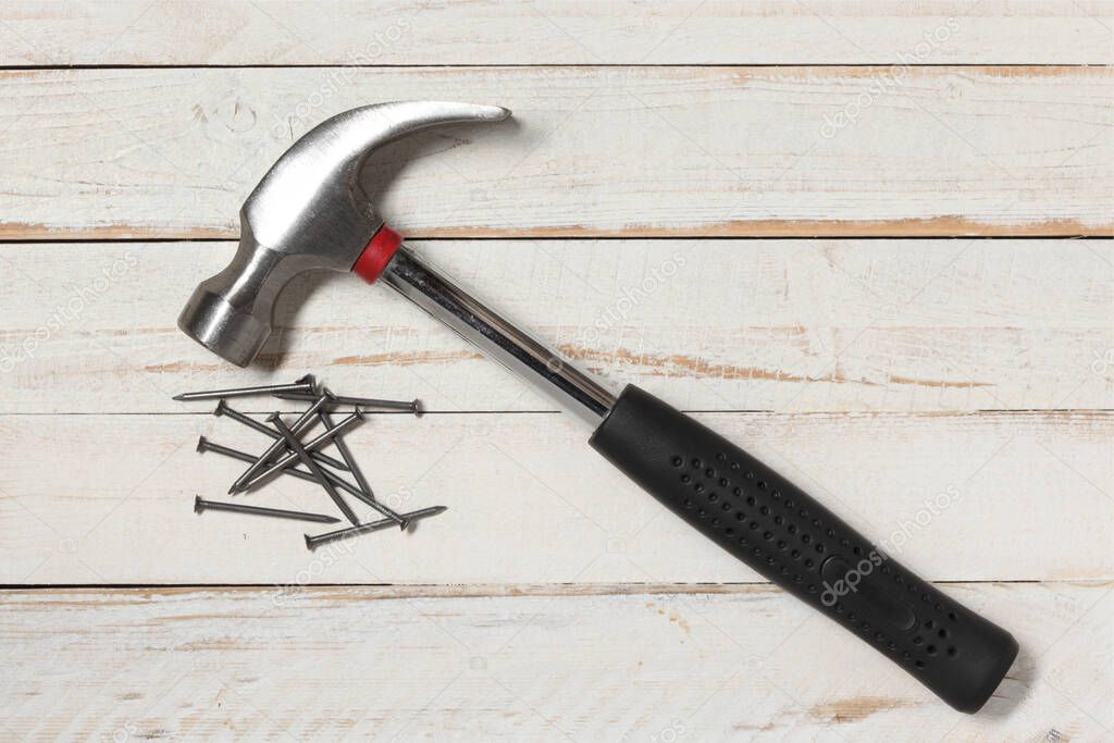 martillo y clavos descansan sobre una mesa de madera blanca con espacio ...