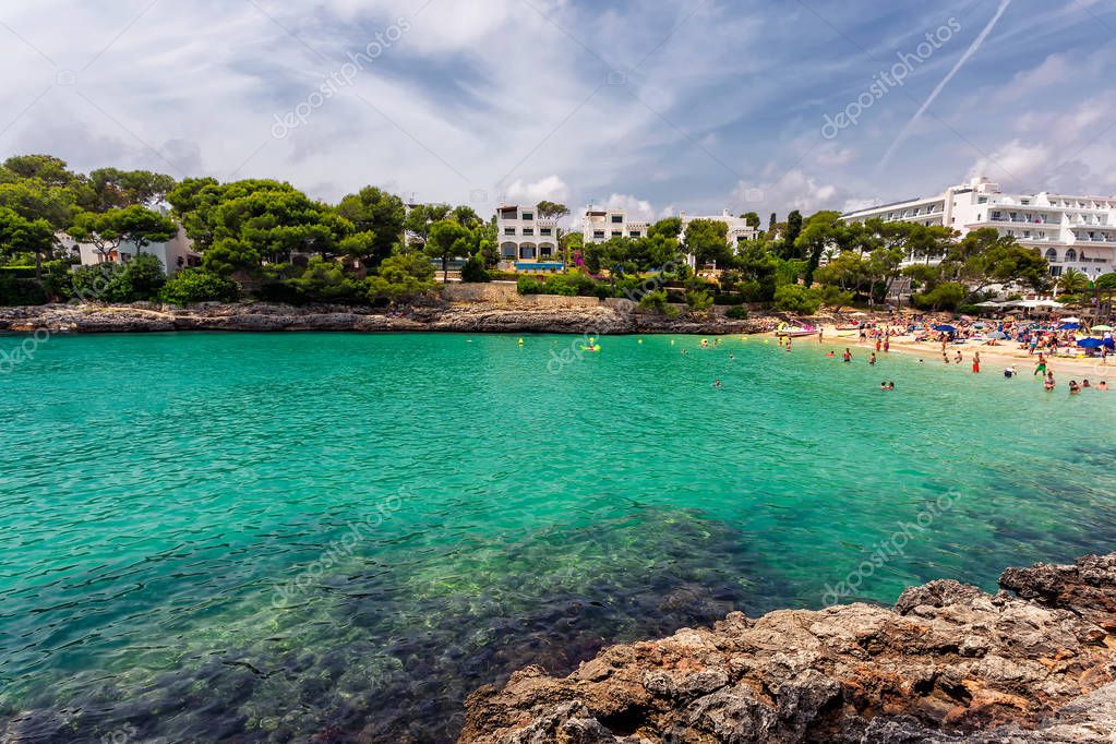 Cala Gran playa con agua turquesa llena de turistas en Mallorca, España ...