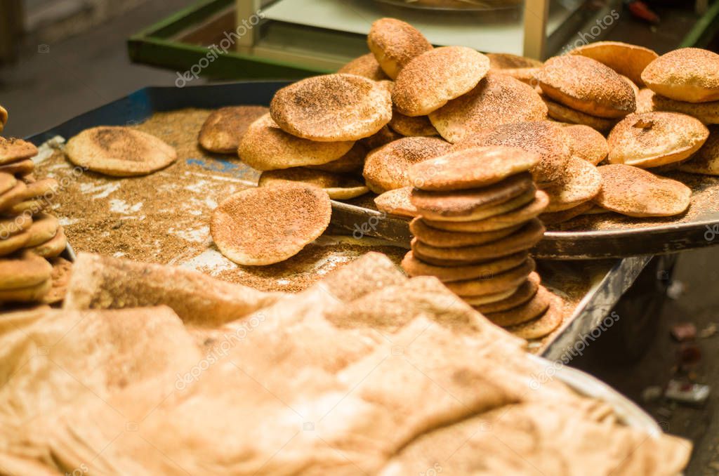 Hombre libanés preparando pan típico de sésamo y queso, centro de ...