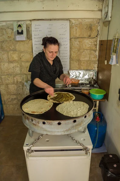 Deir el Qamar, Líbano, 05 de abril - 2017: Mujer libanesa preparando ...