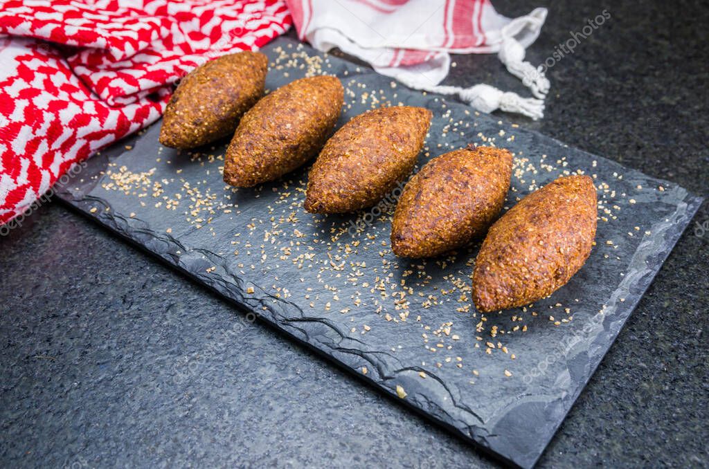 Deliciosa comida libanesa (árabe), kibbeh (kibe) sobre piedra de ...