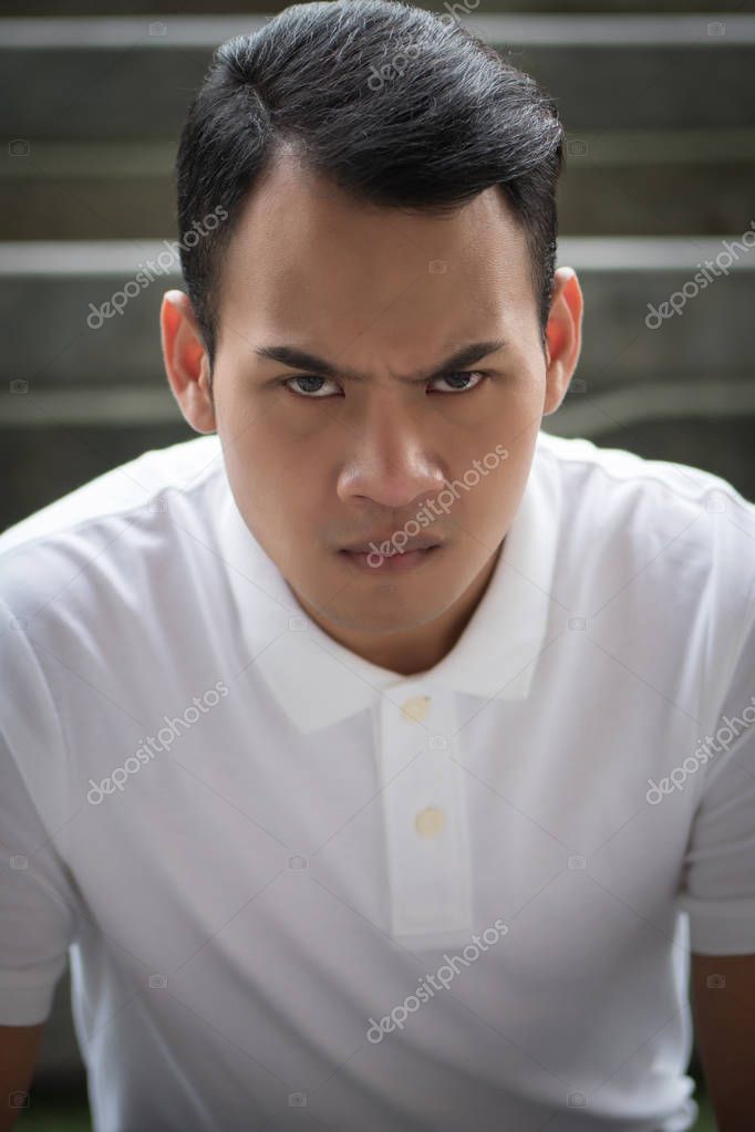 retrato de hombre infeliz, cara de hombre enojado, hombre guapo hostil ...