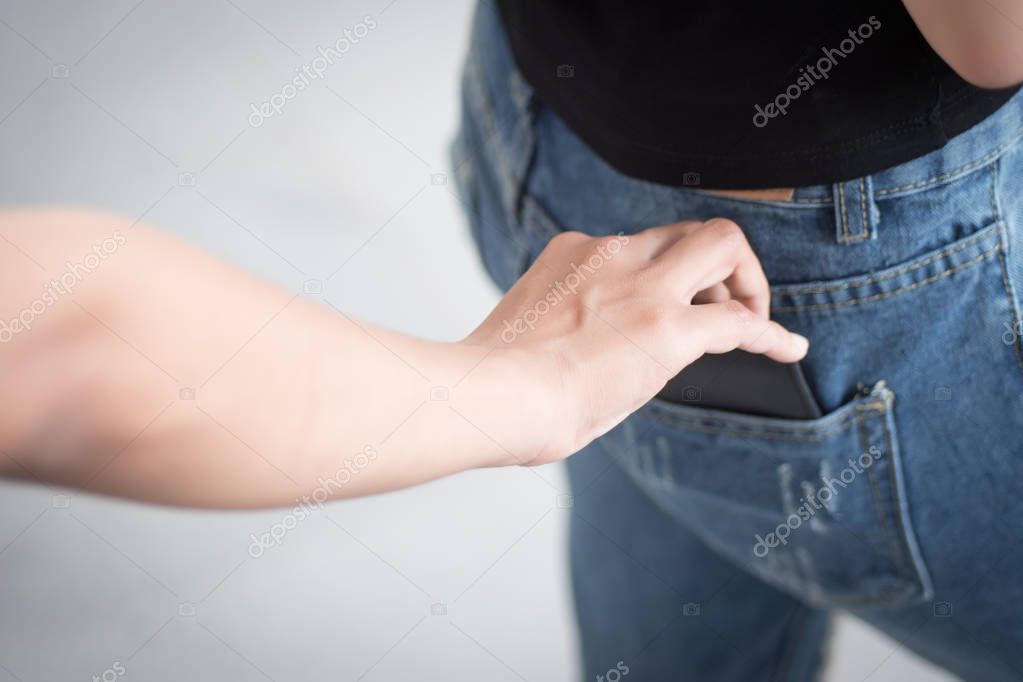 mujer descuidada siendo recogida en el bolsillo; mujer que enfrenta ...