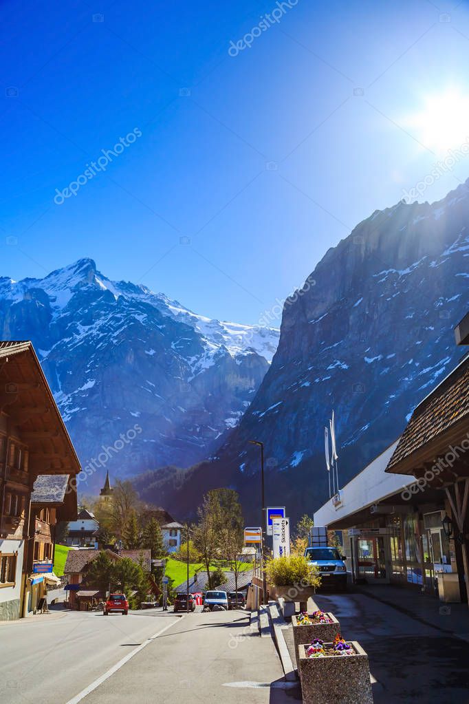GRINDELWALD, SUIZA - 24 ABRIL 2018 - El centro de Grindelwald en ...