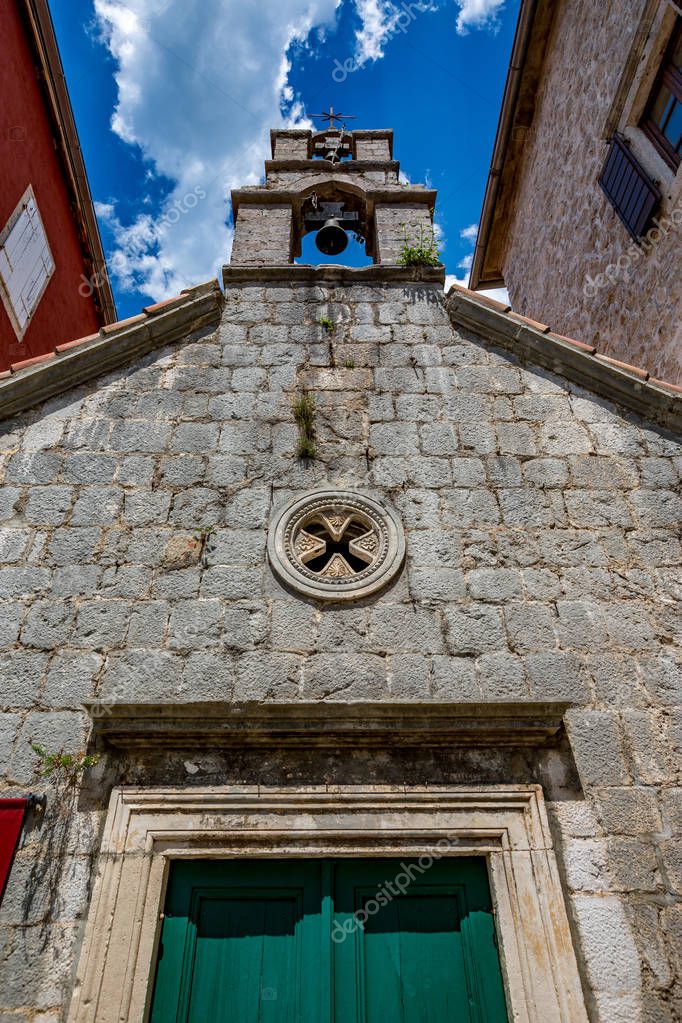Vista de la fachada frontal de la iglesia de San Juan Bautista, uno de ...