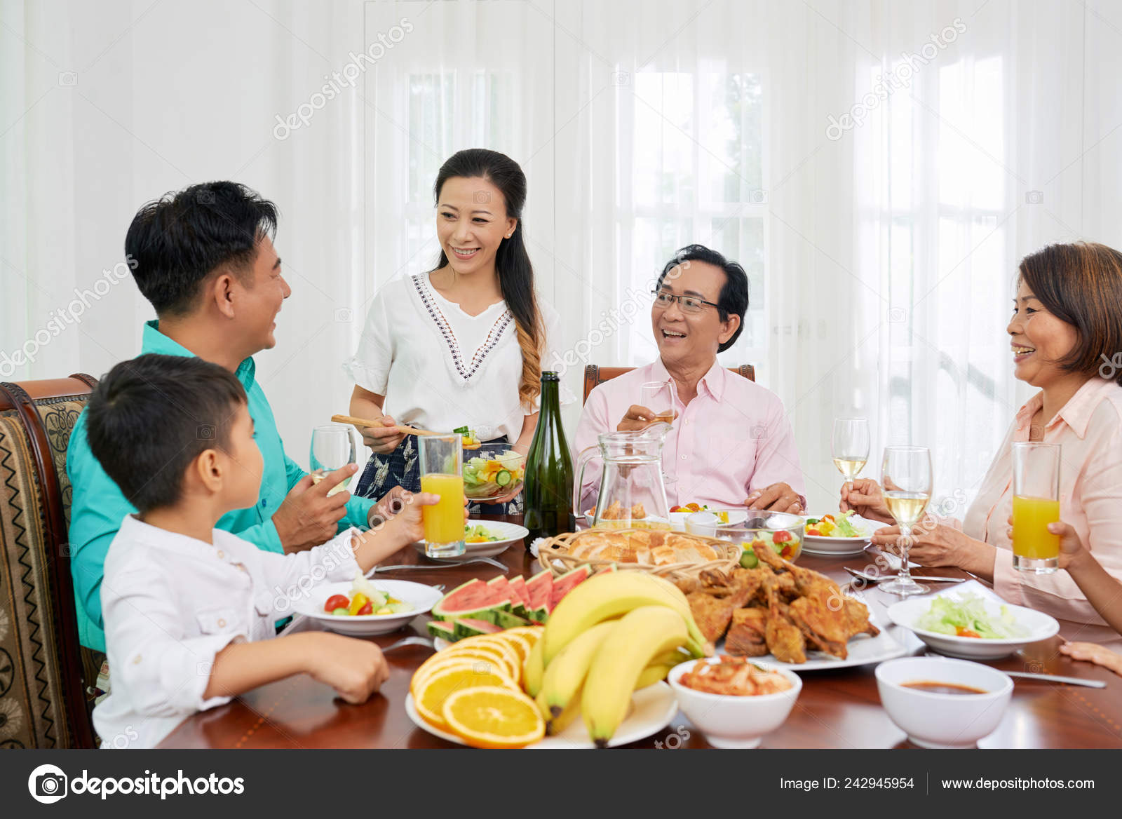 Happy Big Asian Family Eating Talking Big Dinner Table — Stock Photo ...