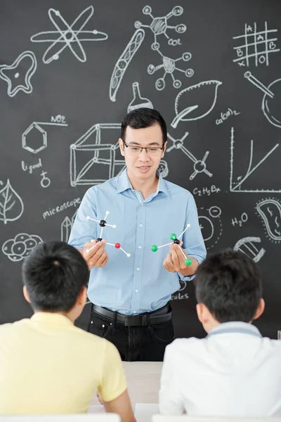 Maestro ensenando fotos de stock, imágenes de Maestro ensenando sin royalties | Depositphotos