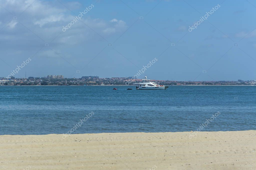 Vista en la playa y barcos en el agua, en la isla de Mussulo, Luanda ...