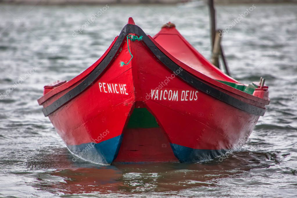 Vista detallada de un barco de pesca tradicional en la playa en la ...