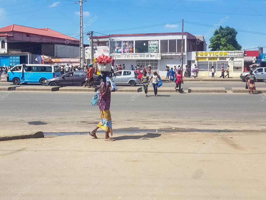 Luanda / Angola - 02 / 10 / 2020: Vista de una mujer vendiendo agua en ...