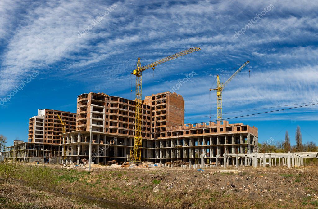Trabajo en curso en un nuevo bloque de apartamentos. Edificio alto en ...
