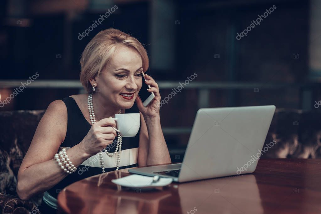 Empresaria usando laptop. Vieja empresaria mirando Laptop. Empresario experimentado. Trabajando ...