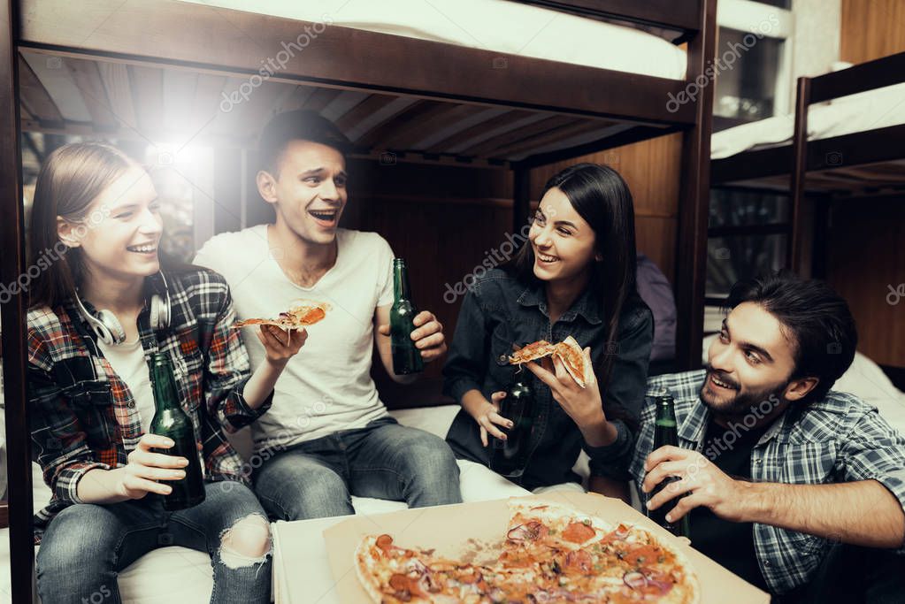 Albergue para Jóvenes. Mejores amigos viajando. Habitación pequeña en ...