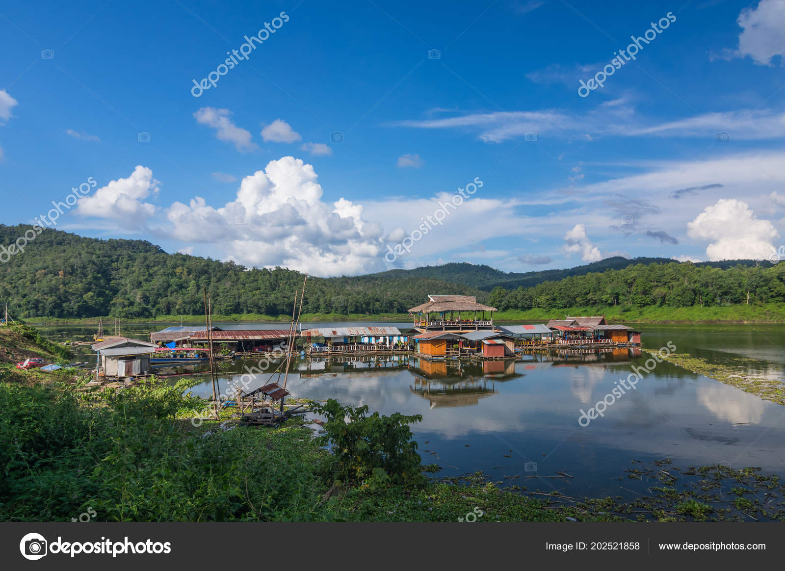 Hermoso Cielo Sobre Presa Sirikit Pak Nai Nan Provincia: fotografía de ...