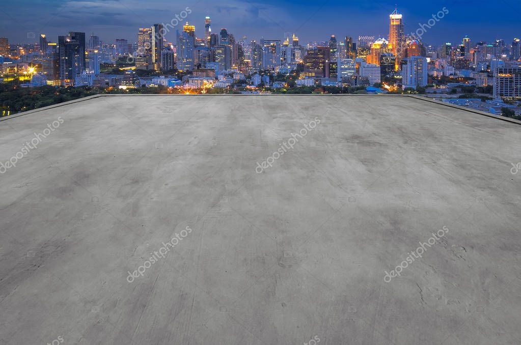 Techo vac o del edificio con un moderno paisaje urbano 2024