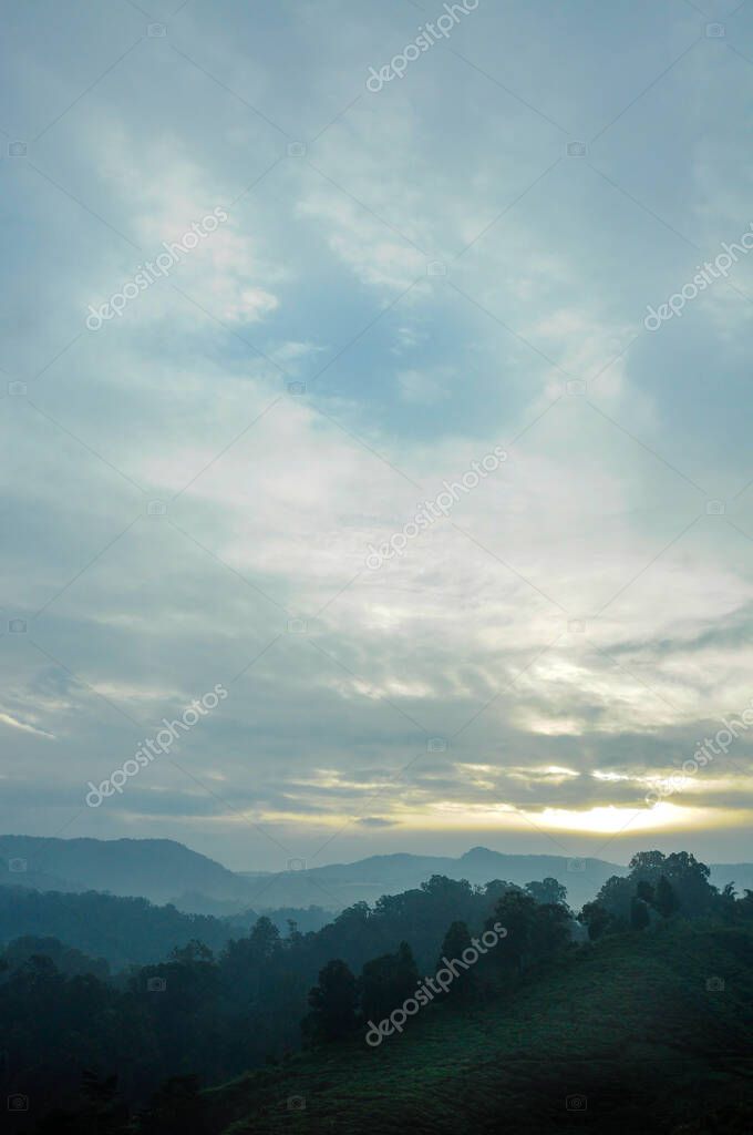 Vista brumosa de la montaña desde el Monte Gede hasta el valle del ...