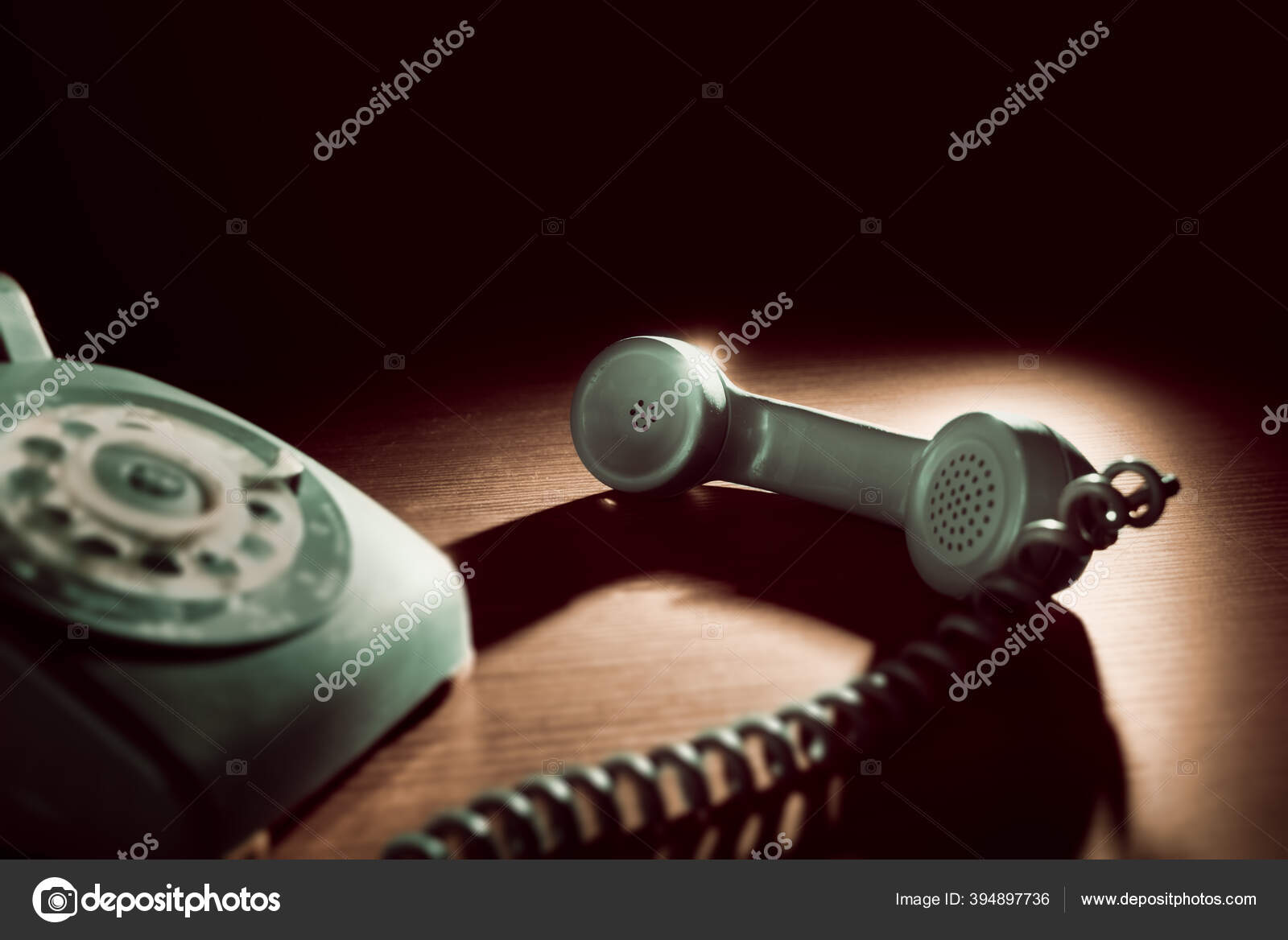 Teléfono Línea Plástico Verde Viejo Sobre Fondo Oscuro: fotografía de ...