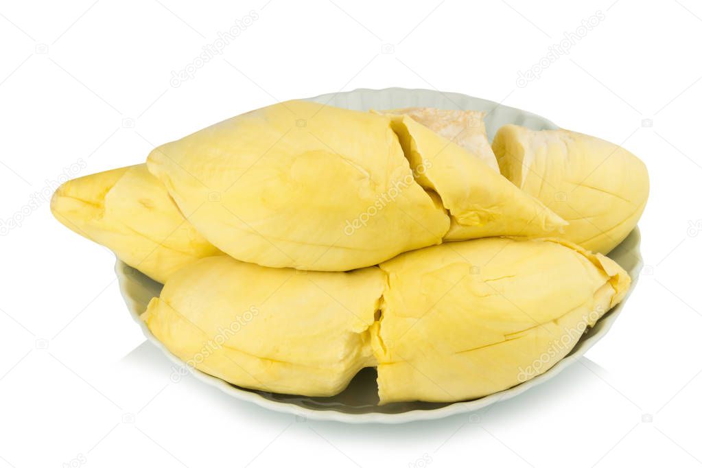 Durian. fruta del rey. pelado. en el plato. aislado sobre fondo blanco 2022