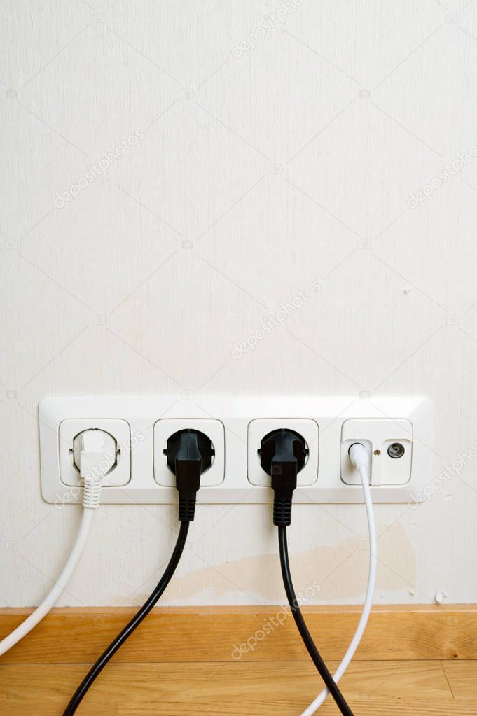 Toma de corriente eléctrica y aérea, enchufes y cables eléctricos. 2023