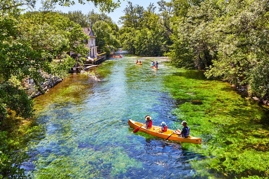kayaks en el río Sorgue en Fontaine de Vaucluse. Vaucluse, Provenza ...