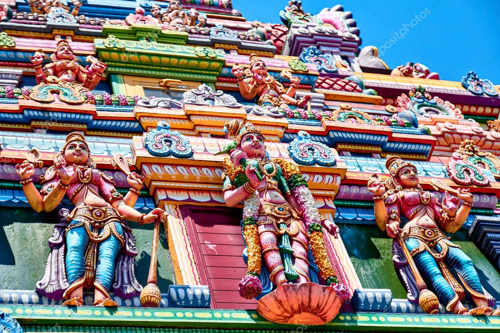 Un templo tamil colorido y adornado en Saint-Andr, La Runion, el Temple du Colosse se erige como ...