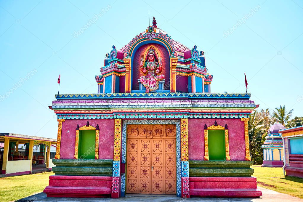 Una vista del Templo del Coloso en Saint-Andr, La Runion, con sus vívidas torres de colores y ...