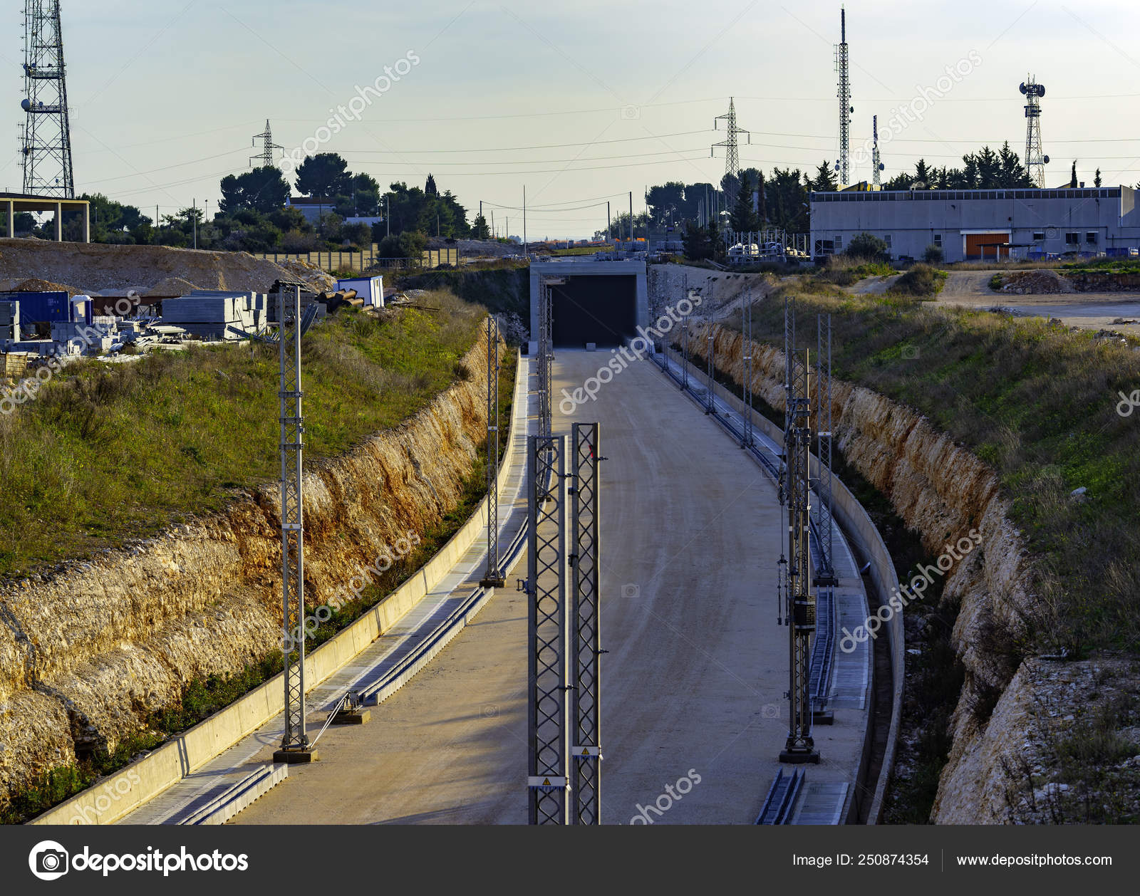 Underpass and tunnel for the construction of a new railway line. Detail ...