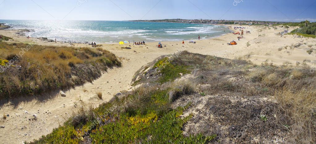 SAMPIERI, ITALIA - 13 de agosto de 2017: La gente toma el sol en la ...