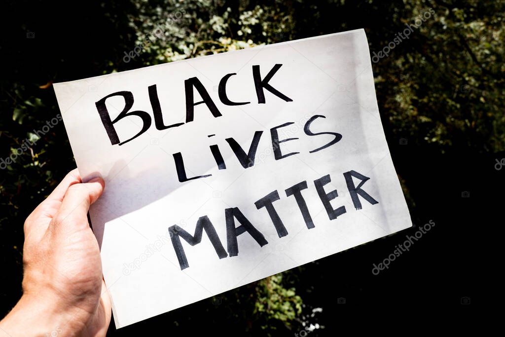 hombre sosteniendo un cartel con la inscripción "la vida de los negros ...