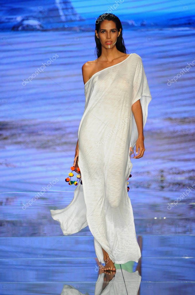 MIAMI BEACH, FL - 15 DE JULIO: Una modelo camina por la pasarela de ...