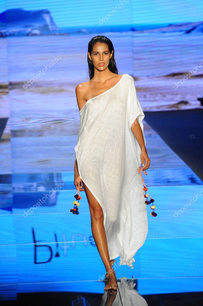 MIAMI BEACH, FL - 15 DE JULIO: Una modelo camina por la pasarela de ...