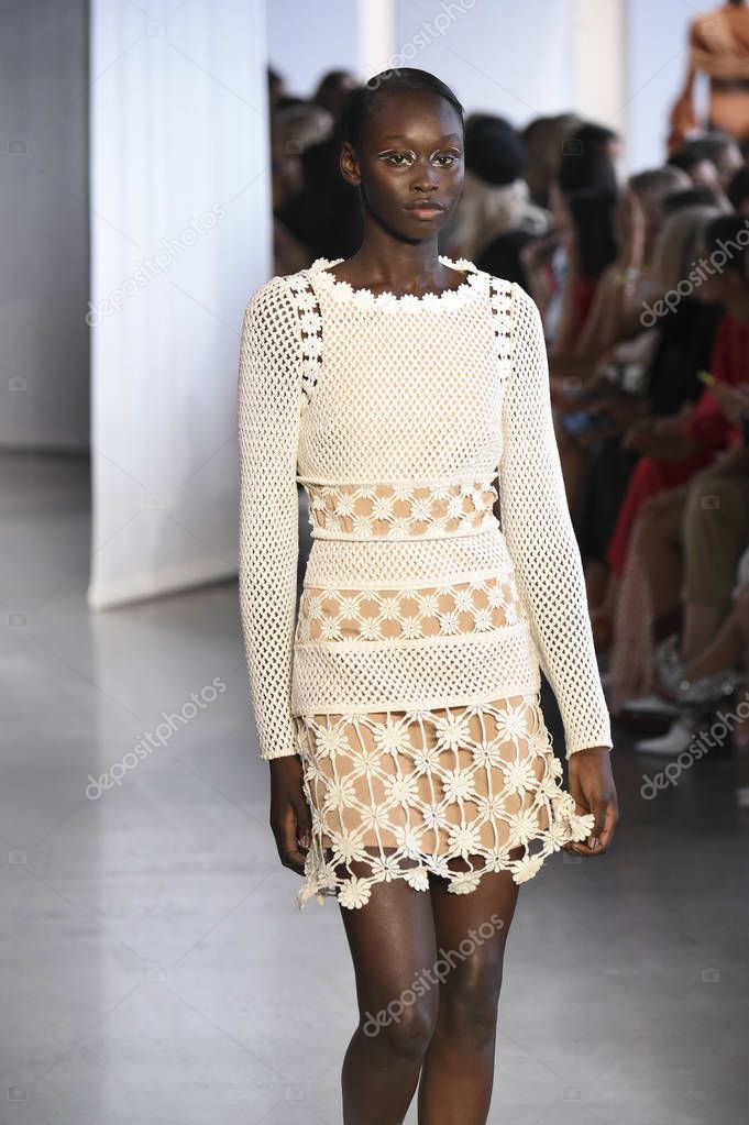 NUEVA YORK, NY - 08 DE SEPTIEMBRE: Una modelo camina por la pasarela ...
