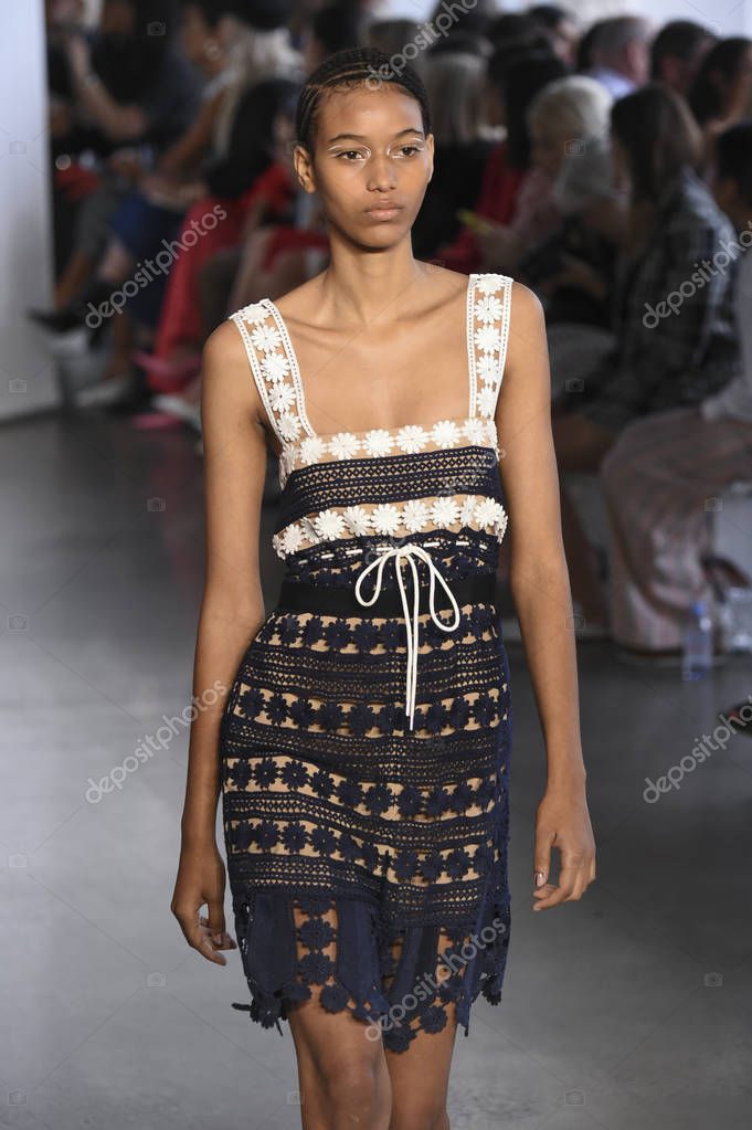 NUEVA YORK, NY - 08 DE SEPTIEMBRE: Una modelo camina por la pasarela ...
