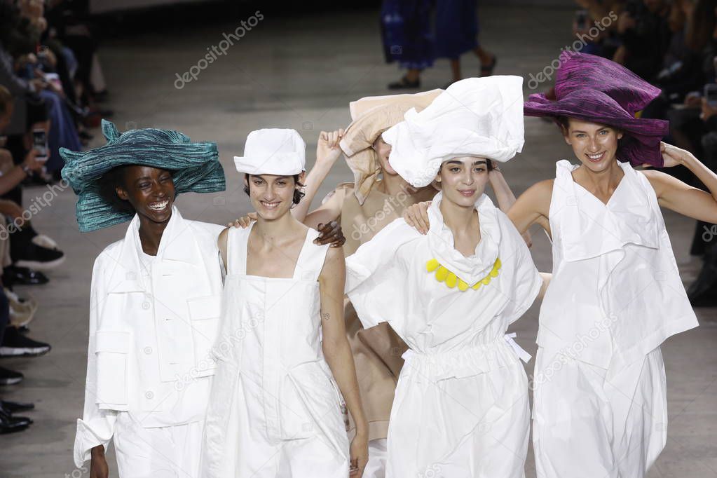 PARÍS, FRANCIA - 28 DE SEPTIEMBRE: Las modelos caminan el final de la pasarela durante el ...