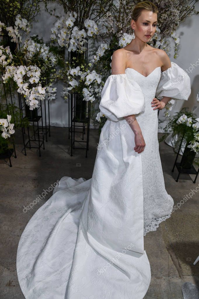 NUEVA YORK, NY - 13 DE ABRIL: Una modelo posa durante la presentación ...