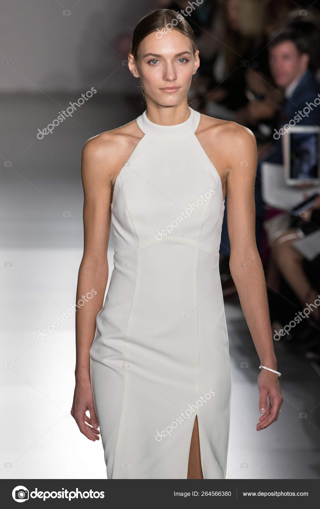 New York April Model Walks Runway Amsale Bridal Spring 2020 — Stock ...