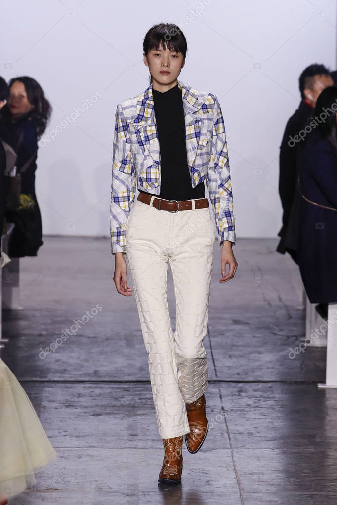 NUEVA YORK, NY - 10 DE FEBRERO: Una modelo camina por la pasarela para ...