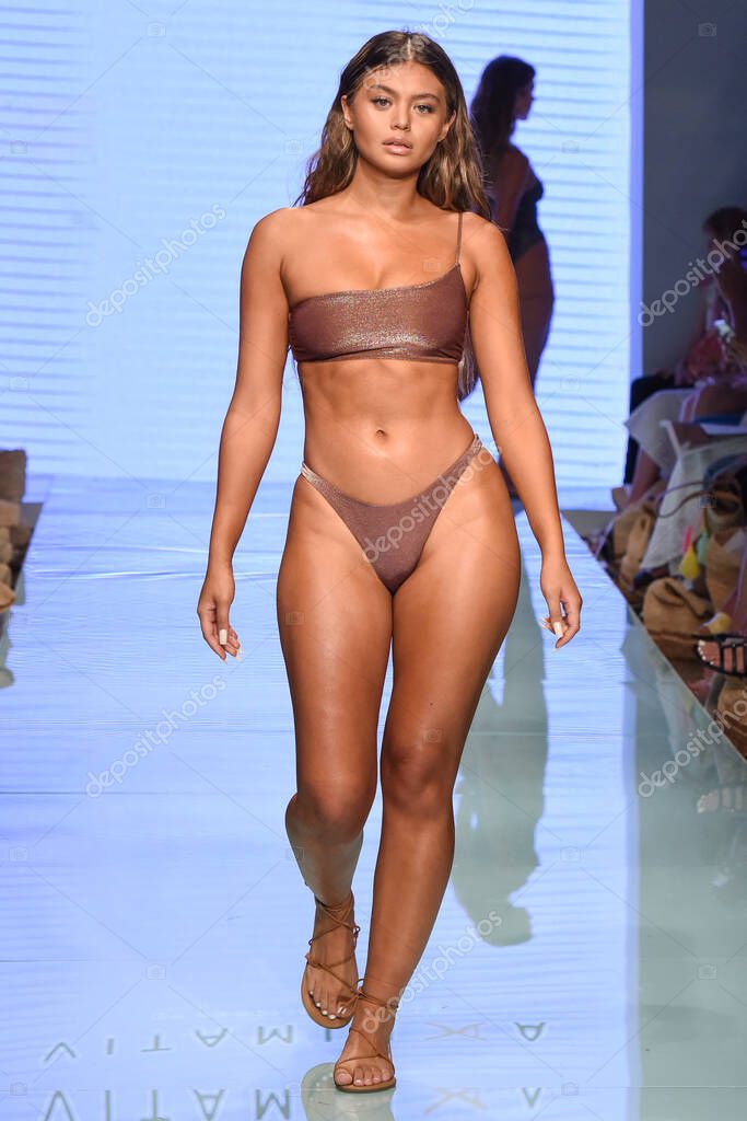 MIAMI, FL - 12 DE JULIO: Sofia Jamora camina por la pasarela en el Vitamin A by Amahlia Stevens ...