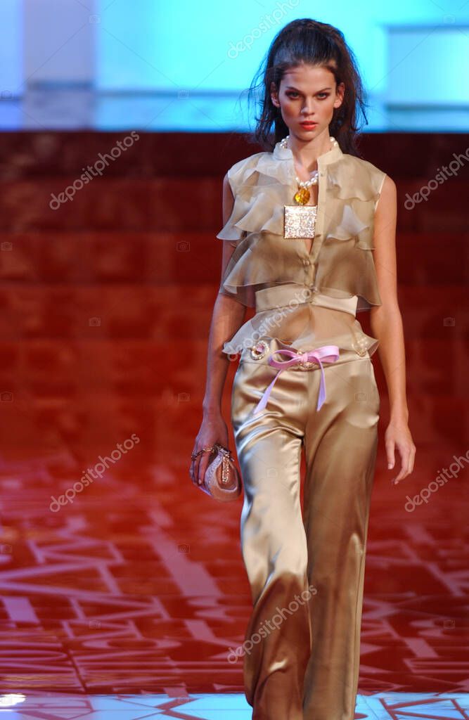 Aris France 10 De Octubre De 2004 La Modelo Alexandra Tomlinson Pasea