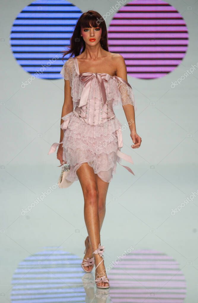 ParÍs Francia 12 De Octubre De 2003 Modelo Mariacarla Boscono
