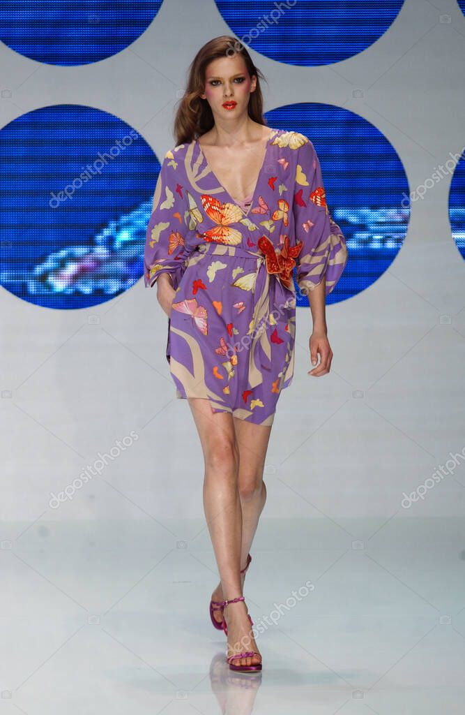 PARÍS FRANCIA - 12 DE OCTUBRE DE 2003 Modelo Elise Crombez paseo ...