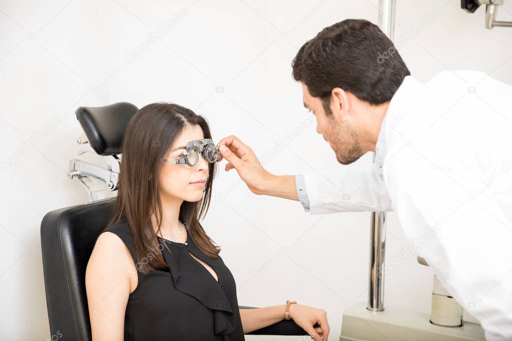 Mujer hermosa paciente para comprobar la visión en la clínica ...