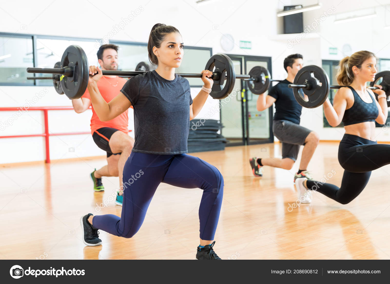 Kvinnliga Tyngdlyftare Lyfta Skivstång Medan Gör Utfall Med Vänner ...