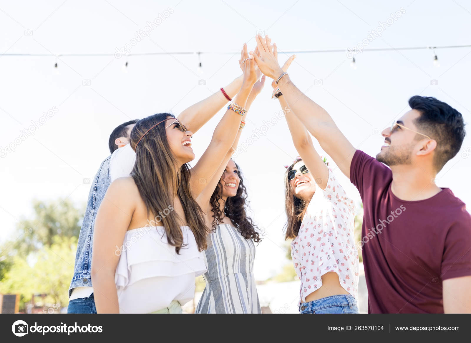 Amigos Felices Con Los Brazos Levantados Animando Amistad Con Los ...