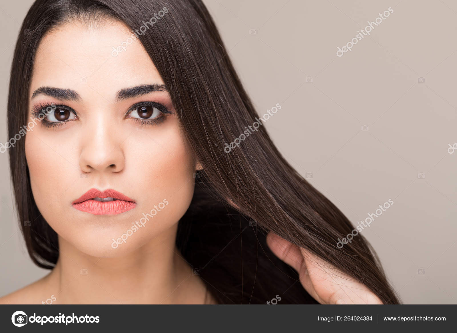 Fotos de Modelo Femenino Atractivo Con Piel Impecable Cabello Largo ...