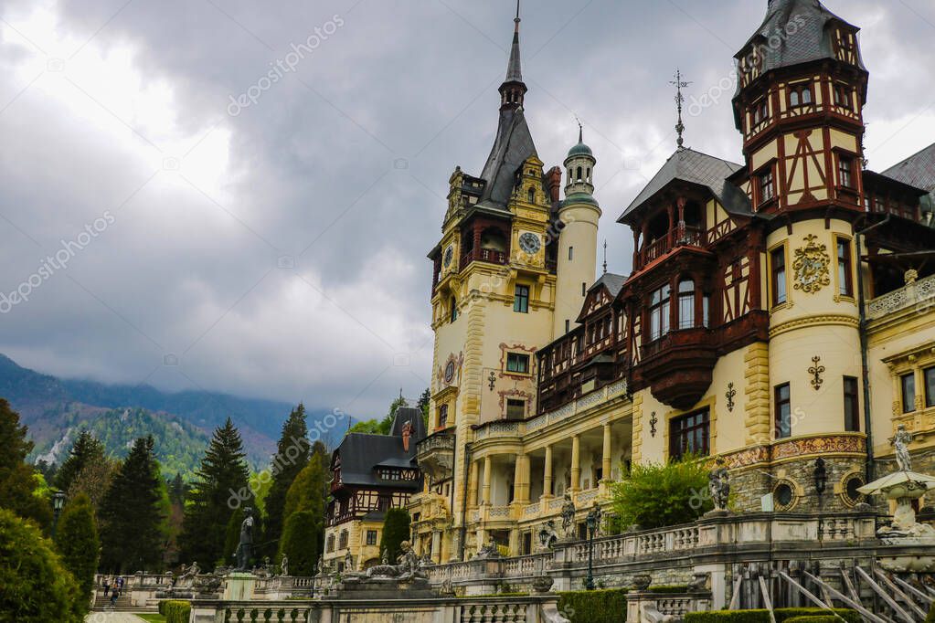Sinaia, Rumania, 19 de mayo de 2019: Castillo de Peles neorrenacentista ...