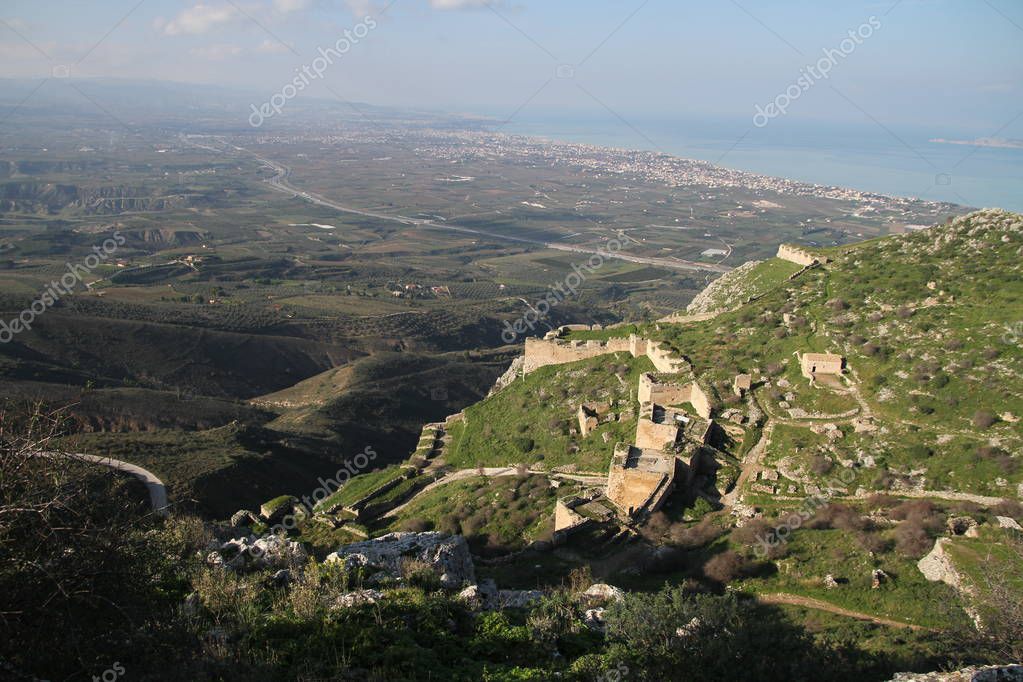 Acrocorinto, fortaleza del Alto Corinto, la acrópolis del antiguo ...