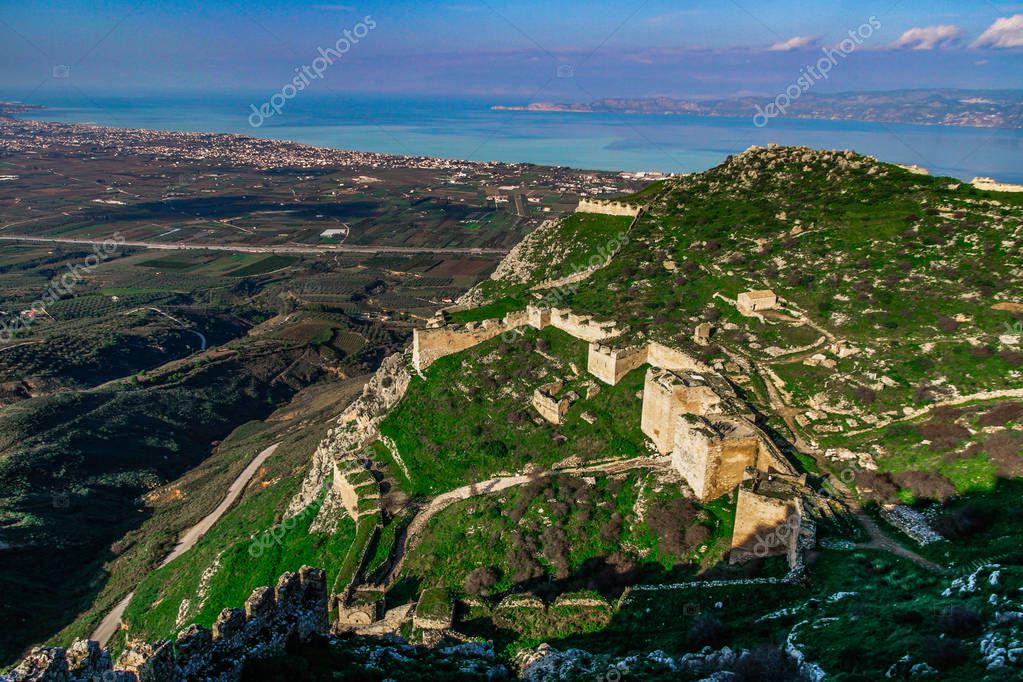 Acrocorinto, fortaleza del Alto Corinto, la acrópolis del antiguo ...
